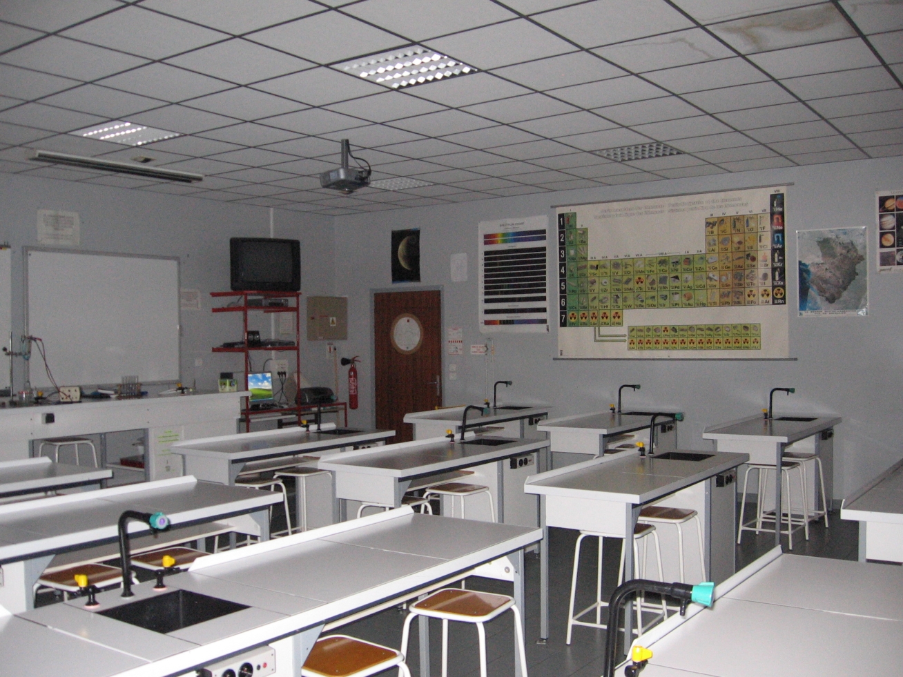La salle de Sciences Physiques - Site du collège Jules Michelet ...