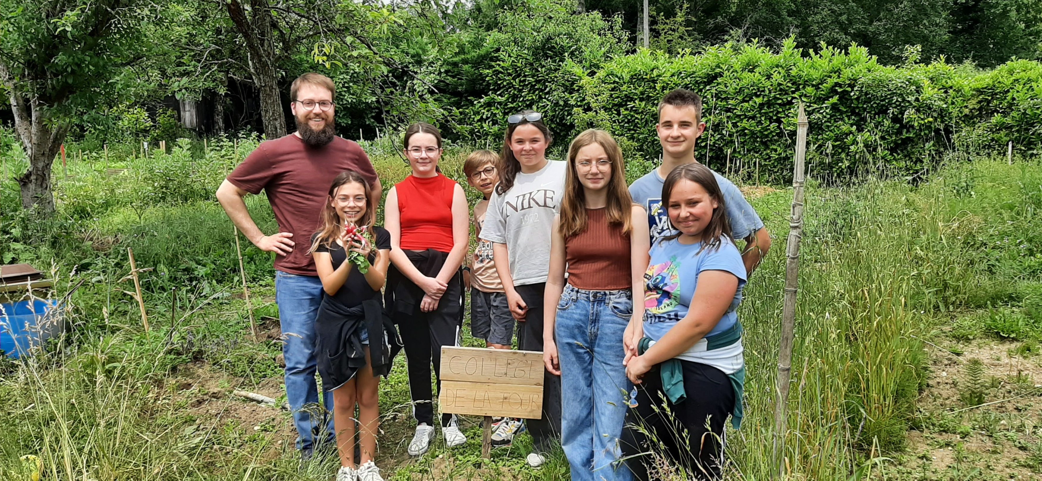 Première récolte du club potager ! - Site du collège de la Tour de ...