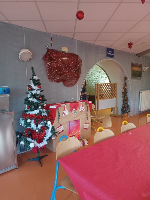 Un mardi spécial à l'approche des fêtes. Et ça se passe à la cantine ...